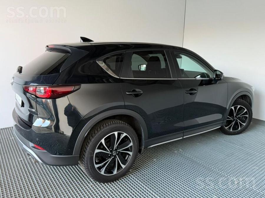 Black Mazda CX-5 2022 in Riga, with an engine capacity of 2.00 L and mileage of 43 thousand km for 23990 €, photo 3 on AUTOMOTO.COM.LV