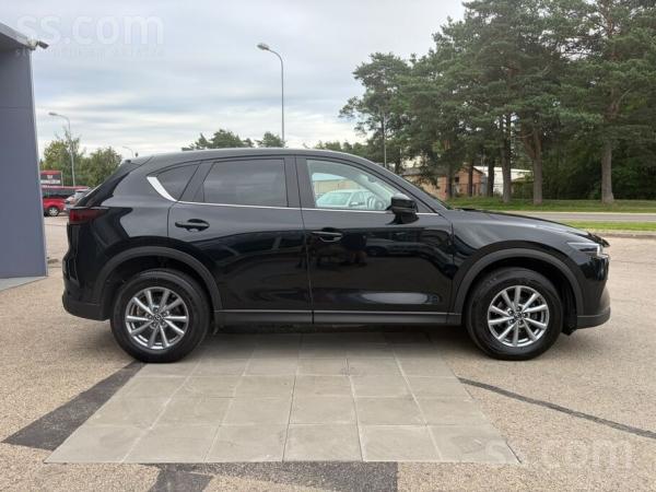 Black Mazda CX-5 2022 in Jekabpils, with an engine capacity of 2.00 L and mileage of 64 thousand km for 18500 €, photo 3 on AUTOMOTO.COM.LV
