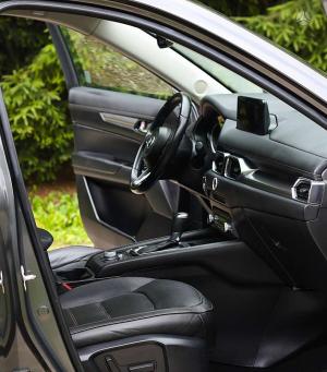 Pelēks Mazda CX-5 2023 Kretinga, ar dzinēja tilpumu 2.49 L un nobraukumu 93 tūkst. km par 22699 €, foto 37 vietnē AUTOMOTO.COM.LV