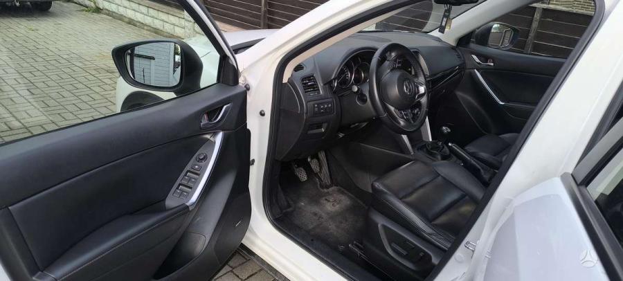 White Mazda CX-5 2012 in Gargzdai, with an engine capacity of 2.19 L and mileage of 204 thousand km for 7000 €, photo 12 on AUTOMOTO.COM.LV
