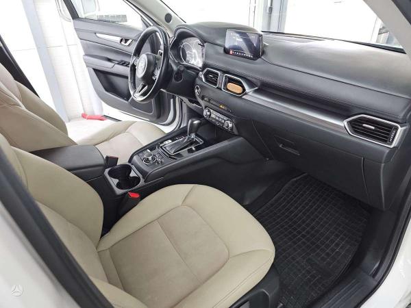 White Mazda CX-5 2018 in Mazeikiai, with an engine capacity of 2.49 L and mileage of 147 thousand km for 19500 €, photo 8 on AUTOMOTO.COM.LV