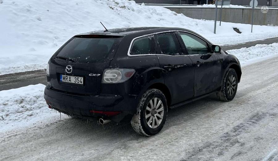 Black Mazda CX-7 2010 in Vilnius, with an engine capacity of 2.49 L and mileage of 135 thousand km for 1700 €, photo 4 on AUTOMOTO.COM.LV