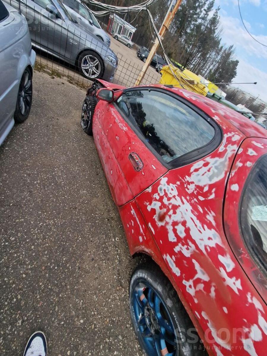 Red Mazda MX-3 1997 in Riga, with an engine capacity of 1.60 L and mileage of 246 thousand km for 350 €, photo 4 on AUTOMOTO.COM.LV