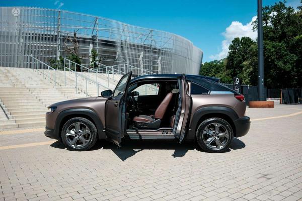 Brown Mazda MX-30 2022 in Kaunas, with an engine capacity of 0.00 L and mileage of 51 thousand km for 14000 €, photo 8 on AUTOMOTO.COM.LV