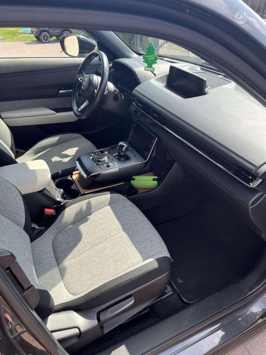 Grey Mazda MX-30 2020 in Siauliai, with an engine capacity of 0.00 L and mileage of 42 thousand km for 13500 €, photo 12 on AUTOMOTO.COM.LV