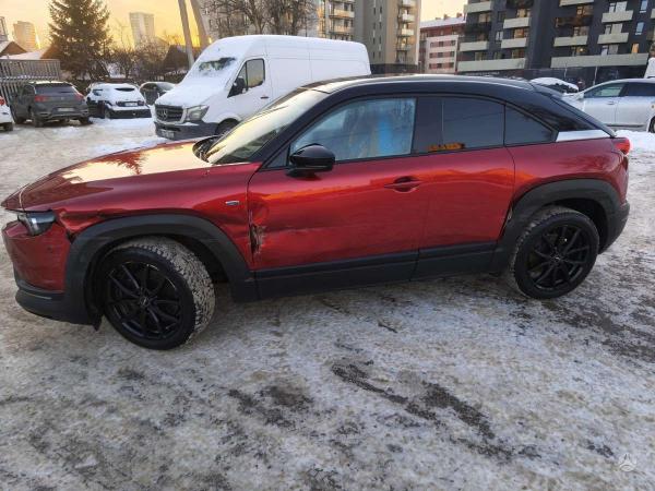 Red Mazda MX-30 2022 in Vilnius, with an engine capacity of 0.00 L and mileage of 66 thousand km for 9900 €, photo 4 on AUTOMOTO.COM.LV