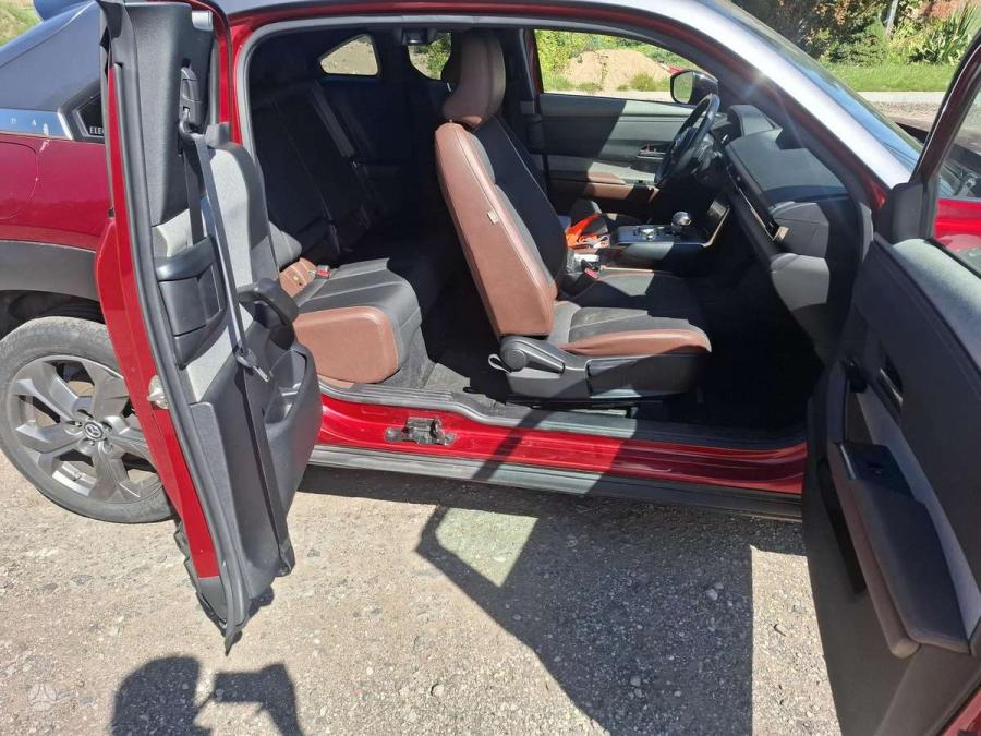 Red Mazda MX-30 2021 in Marijampole, with an engine capacity of 0.00 L and mileage of 56 thousand km for 12400 €, photo 28 on AUTOMOTO.COM.LV
