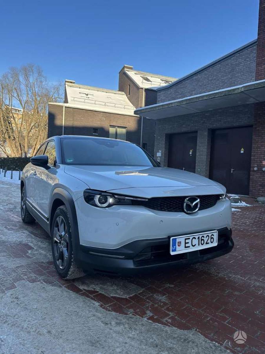 White Mazda MX-30 2021 in Vilnius, with an engine capacity of 0.00 L and mileage of 33 thousand km for 16500 €, photo 1 on AUTOMOTO.COM.LV