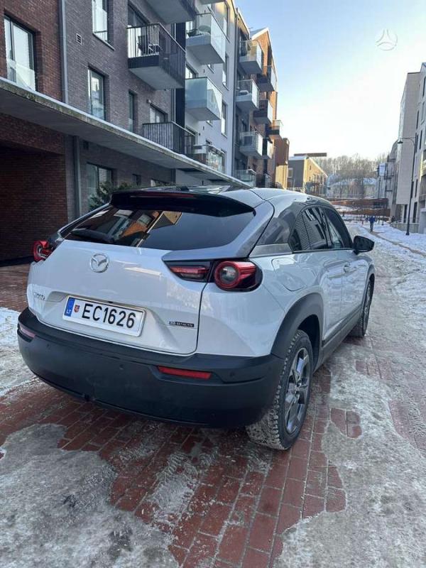 White Mazda MX-30 2021 in Vilnius, with an engine capacity of 0.00 L and mileage of 33 thousand km for 16500 €, photo 3 on AUTOMOTO.COM.LV