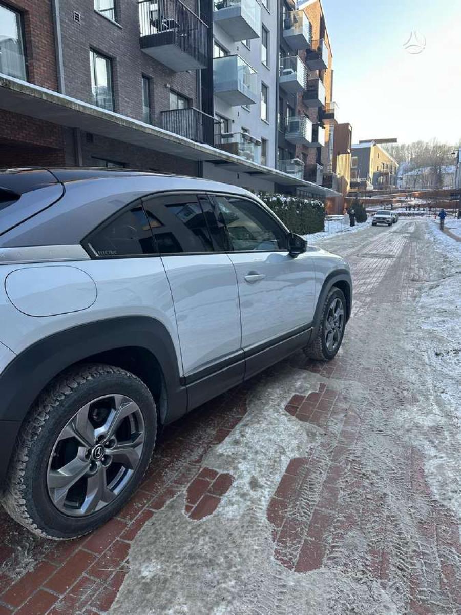 White Mazda MX-30 2021 in Vilnius, with an engine capacity of 0.00 L and mileage of 33 thousand km for 16500 €, photo 4 on AUTOMOTO.COM.LV
