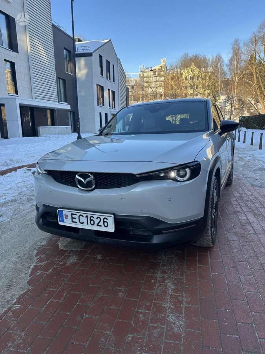 White Mazda MX-30 2021 in Vilnius, with an engine capacity of 0.00 L and mileage of 33 thousand km for 16500 €, photo 11 on AUTOMOTO.COM.LV