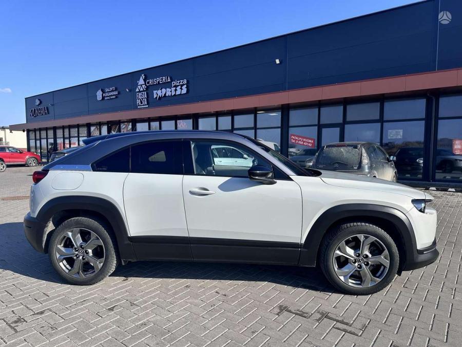White Mazda MX-30 2021 in Klaipeda, with an engine capacity of 0.00 L and mileage of 46 thousand km for 12900 €, photo 4 on AUTOMOTO.COM.LV