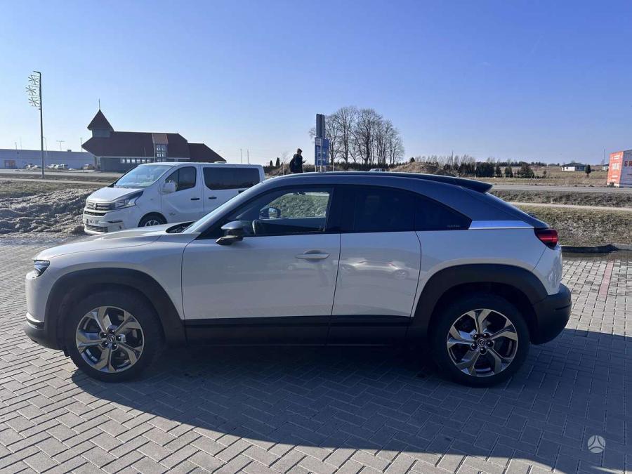 White Mazda MX-30 2021 in Klaipeda, with an engine capacity of 0.00 L and mileage of 46 thousand km for 12900 €, photo 7 on AUTOMOTO.COM.LV