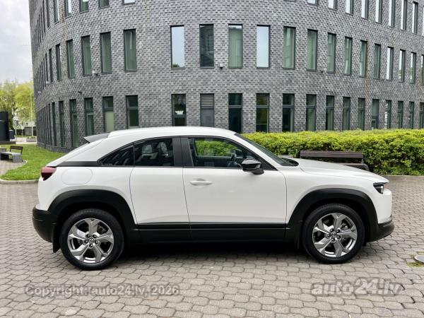 Белый Мазда MX-30 2021 в Таллин, объемом двигателя 0.00 л и пробегом 27 тыс. км за 14900 €, фото 4 на AUTOMOTO.COM.LV