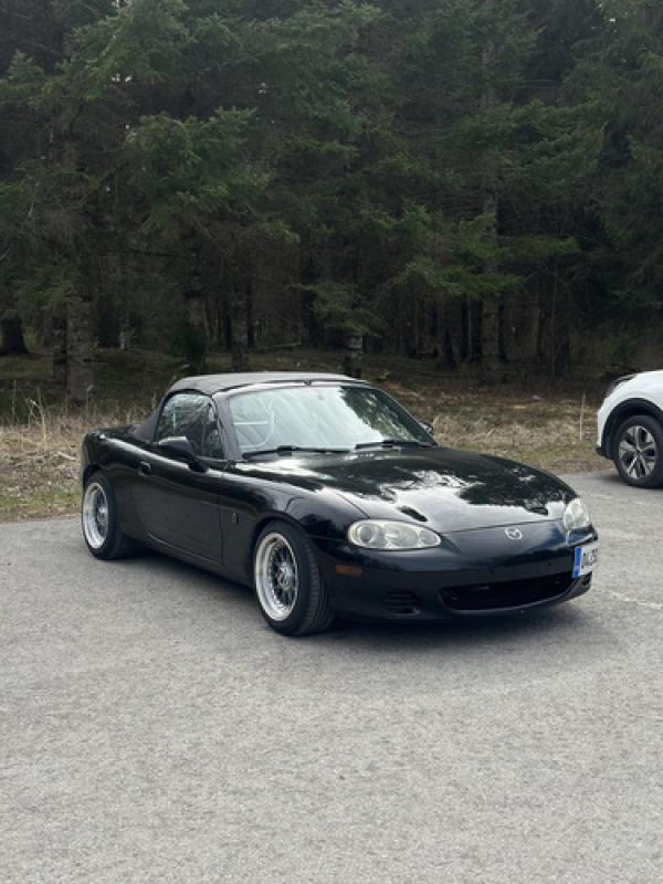 Mazda MX-5 2002 in Tallinn on AUTOMOTO.COM.LV Black Mazda MX-5 2002 in Tallinn, with an engine capacity of 0.00 L and mileage of 242 thousand km for 5000 €, photo 1 on AUTOMOTO.COM.LV