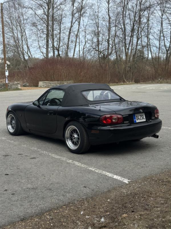 Mazda MX-5 2002 in Tallinn on AUTOMOTO.COM.LV Black Mazda MX-5 2002 in Tallinn, with an engine capacity of 0.00 L and mileage of 242 thousand km for 5000 €, photo 4 on AUTOMOTO.COM.LV