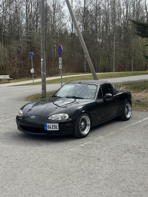Mazda MX-5 2002 in Tallinn on AUTOMOTO.COM.LV Black Mazda MX-5 2002 in Tallinn, with an engine capacity of 0.00 L and mileage of 242 thousand km for 5000 €, photo 8 on AUTOMOTO.COM.LV