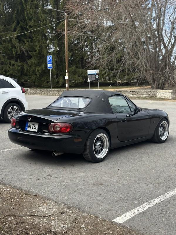 Mazda MX-5 2002 in Tallinn on AUTOMOTO.COM.LV Black Mazda MX-5 2002 in Tallinn, with an engine capacity of 0.00 L and mileage of 242 thousand km for 5000 €, photo 10 on AUTOMOTO.COM.LV