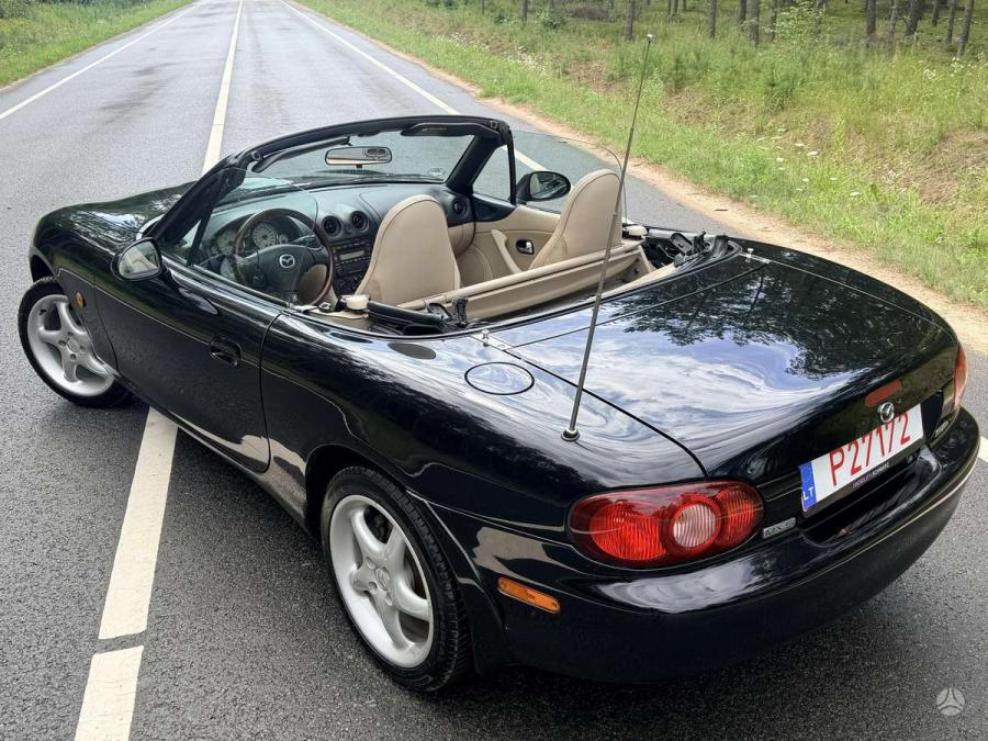 Black Mazda MX-5 2003 in Vilnius, with an engine capacity of 1.60 L and mileage of 159 thousand km for 4300 €, photo 6 on AUTOMOTO.COM.LV