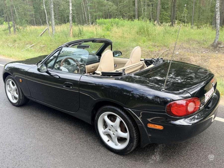 Black Mazda MX-5 2003 in Vilnius, with an engine capacity of 1.60 L and mileage of 159 thousand km for 4300 €, photo 11 on AUTOMOTO.COM.LV