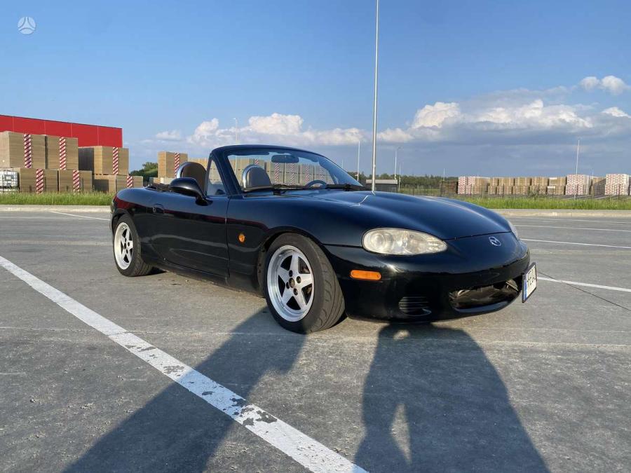 Black Mazda MX-5 2003 in Vilnius, with an engine capacity of 1.60 L and mileage of 180 thousand km for 4499 €, photo 3 on AUTOMOTO.COM.LV