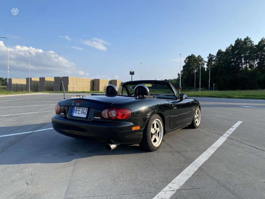 Black Mazda MX-5 2003 in Vilnius, with an engine capacity of 1.60 L and mileage of 180 thousand km for 4499 €, photo 4 on AUTOMOTO.COM.LV