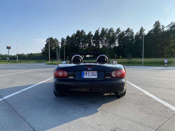 Black Mazda MX-5 2003 in Vilnius, with an engine capacity of 1.60 L and mileage of 180 thousand km for 4499 €, photo 4 on AUTOMOTO.COM.LV