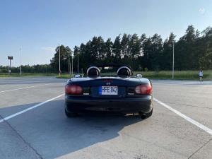 Black Mazda MX-5 2003 in Vilnius, with an engine capacity of 1.60 L and mileage of 180 thousand km for 4499 €, photo 5 on AUTOMOTO.COM.LV