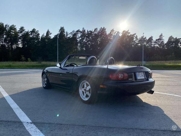 Black Mazda MX-5 2003 in Vilnius, with an engine capacity of 1.60 L and mileage of 180 thousand km for 4499 €, photo 5 on AUTOMOTO.COM.LV