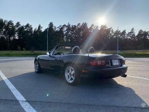 Black Mazda MX-5 2003 in Vilnius, with an engine capacity of 1.60 L and mileage of 180 thousand km for 4499 €, photo 6 on AUTOMOTO.COM.LV