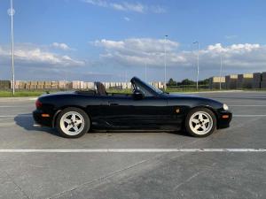 Black Mazda MX-5 2003 in Vilnius, with an engine capacity of 1.60 L and mileage of 180 thousand km for 4499 €, photo 7 on AUTOMOTO.COM.LV