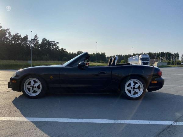 Black Mazda MX-5 2003 in Vilnius, with an engine capacity of 1.60 L and mileage of 180 thousand km for 4499 €, photo 7 on AUTOMOTO.COM.LV
