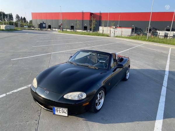 Black Mazda MX-5 2003 in Vilnius, with an engine capacity of 1.60 L and mileage of 180 thousand km for 4499 €, photo 9 on AUTOMOTO.COM.LV