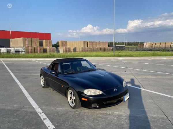 Black Mazda MX-5 2003 in Vilnius, with an engine capacity of 1.60 L and mileage of 180 thousand km for 4499 €, photo 10 on AUTOMOTO.COM.LV