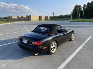 Black Mazda MX-5 2003 in Vilnius, with an engine capacity of 1.60 L and mileage of 180 thousand km for 4499 €, photo 12 on AUTOMOTO.COM.LV