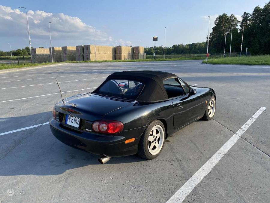 Black Mazda MX-5 2003 in Vilnius, with an engine capacity of 1.60 L and mileage of 180 thousand km for 4499 €, photo 12 on AUTOMOTO.COM.LV