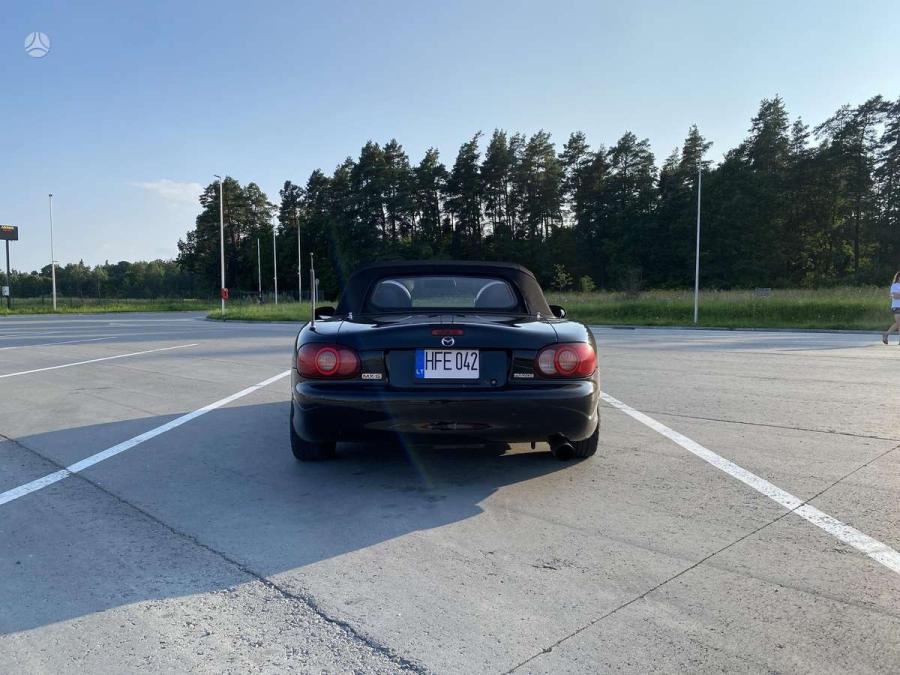 Black Mazda MX-5 2003 in Vilnius, with an engine capacity of 1.60 L and mileage of 180 thousand km for 4499 €, photo 13 on AUTOMOTO.COM.LV