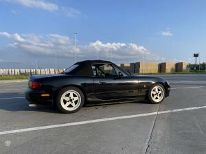 Black Mazda MX-5 2003 in Vilnius, with an engine capacity of 1.60 L and mileage of 180 thousand km for 4499 €, photo 14 on AUTOMOTO.COM.LV
