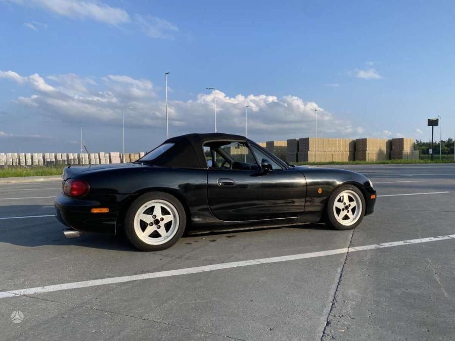 Black Mazda MX-5 2003 in Vilnius, with an engine capacity of 1.60 L and mileage of 180 thousand km for 4499 €, photo 14 on AUTOMOTO.COM.LV