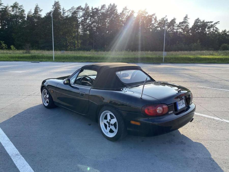 Black Mazda MX-5 2003 in Vilnius, with an engine capacity of 1.60 L and mileage of 180 thousand km for 4499 €, photo 16 on AUTOMOTO.COM.LV