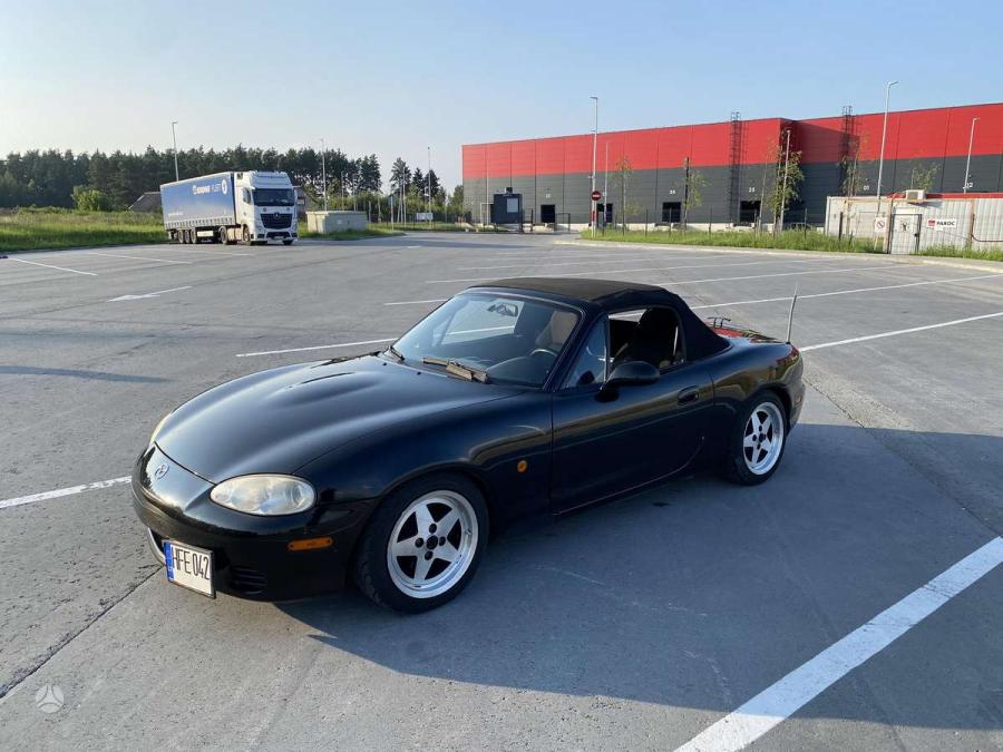 Black Mazda MX-5 2003 in Vilnius, with an engine capacity of 1.60 L and mileage of 180 thousand km for 4499 €, photo 17 on AUTOMOTO.COM.LV
