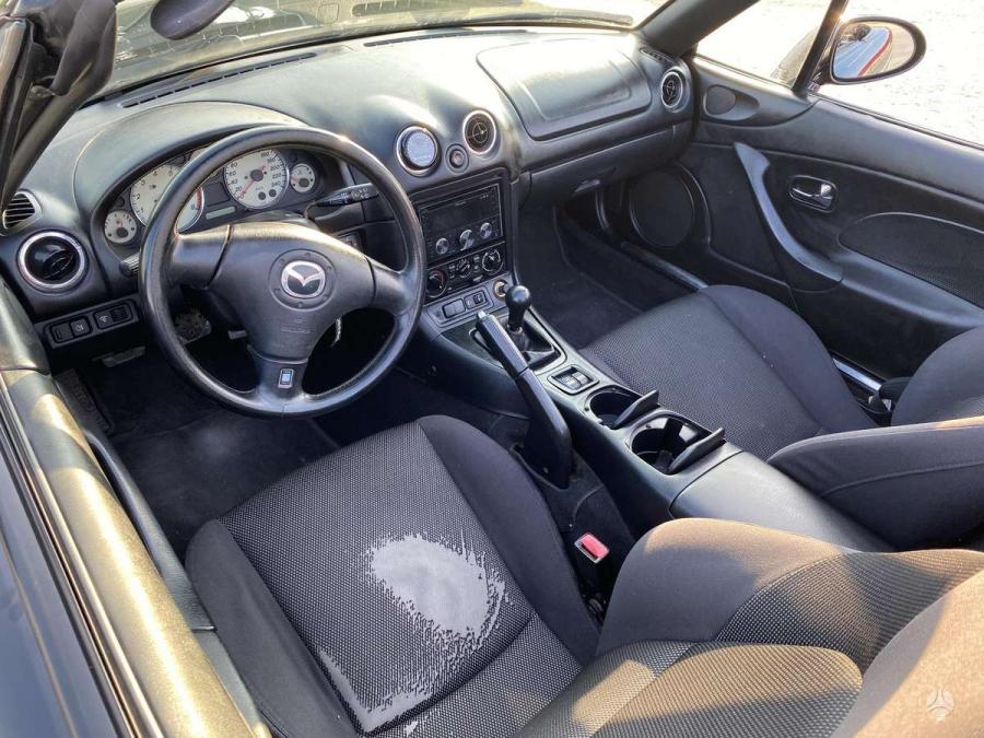 Black Mazda MX-5 2003 in Vilnius, with an engine capacity of 1.60 L and mileage of 180 thousand km for 4499 €, photo 18 on AUTOMOTO.COM.LV