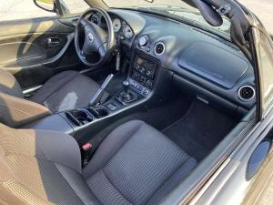 Black Mazda MX-5 2003 in Vilnius, with an engine capacity of 1.60 L and mileage of 180 thousand km for 4499 €, photo 19 on AUTOMOTO.COM.LV