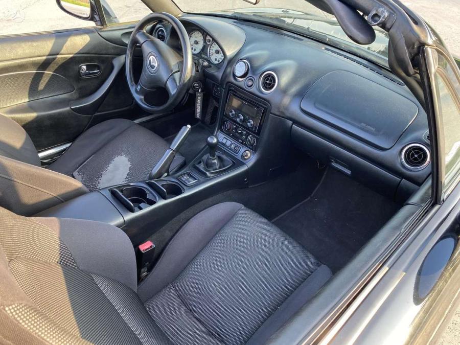 Black Mazda MX-5 2003 in Vilnius, with an engine capacity of 1.60 L and mileage of 180 thousand km for 4499 €, photo 19 on AUTOMOTO.COM.LV
