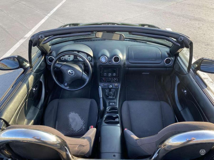 Black Mazda MX-5 2003 in Vilnius, with an engine capacity of 1.60 L and mileage of 180 thousand km for 4499 €, photo 20 on AUTOMOTO.COM.LV