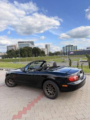 Black Mazda MX-5 2004 in Vilnius, with an engine capacity of 1.60 L and mileage of 158 thousand km for 3890 €, photo 7 on AUTOMOTO.COM.LV