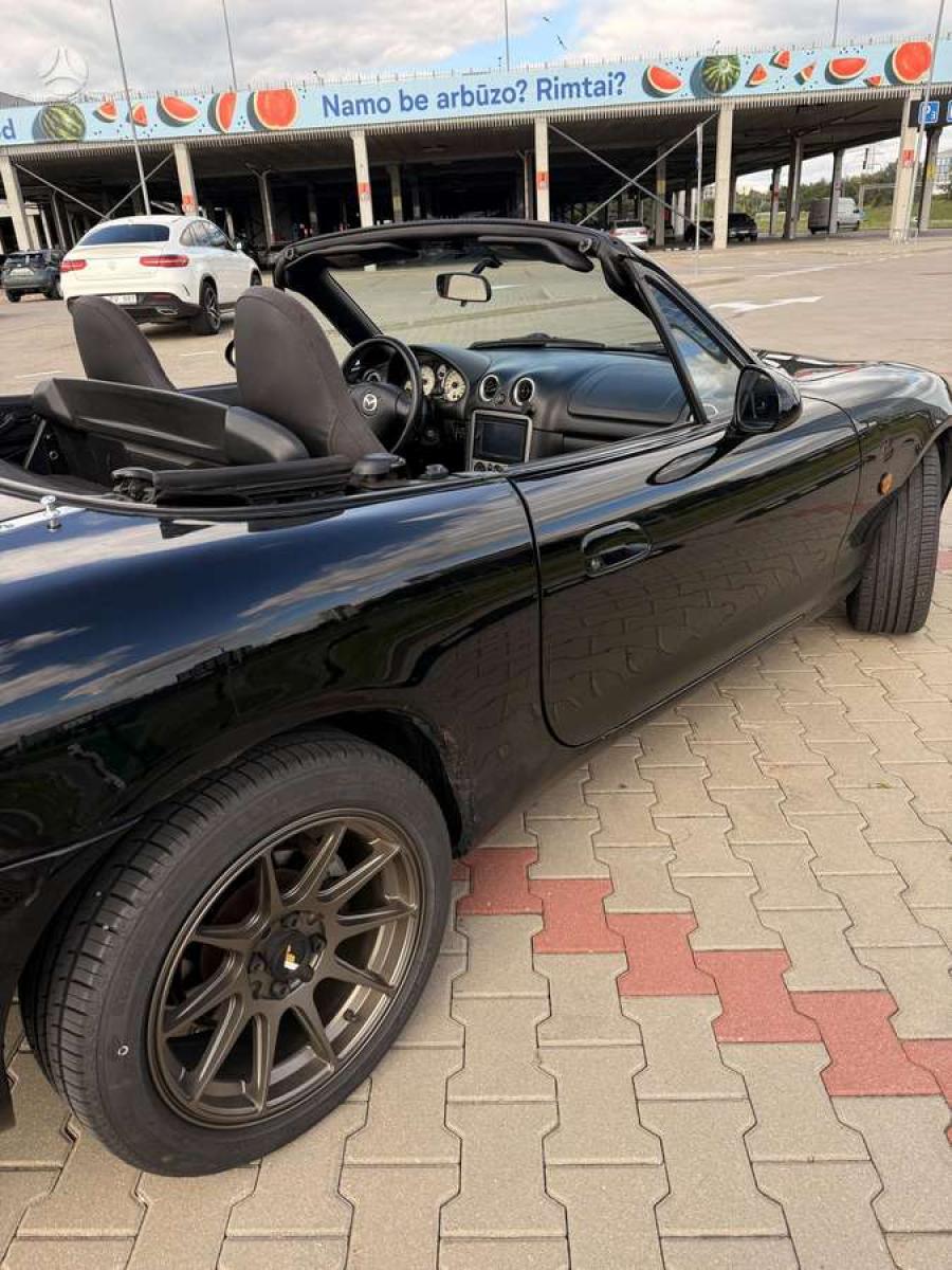 Black Mazda MX-5 2004 in Vilnius, with an engine capacity of 1.60 L and mileage of 158 thousand km for 3890 €, photo 8 on AUTOMOTO.COM.LV