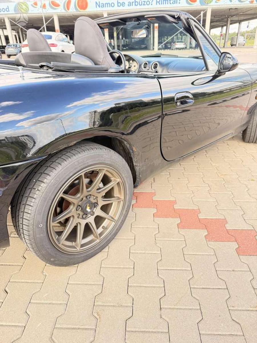 Black Mazda MX-5 2004 in Vilnius, with an engine capacity of 1.60 L and mileage of 158 thousand km for 3890 €, photo 10 on AUTOMOTO.COM.LV