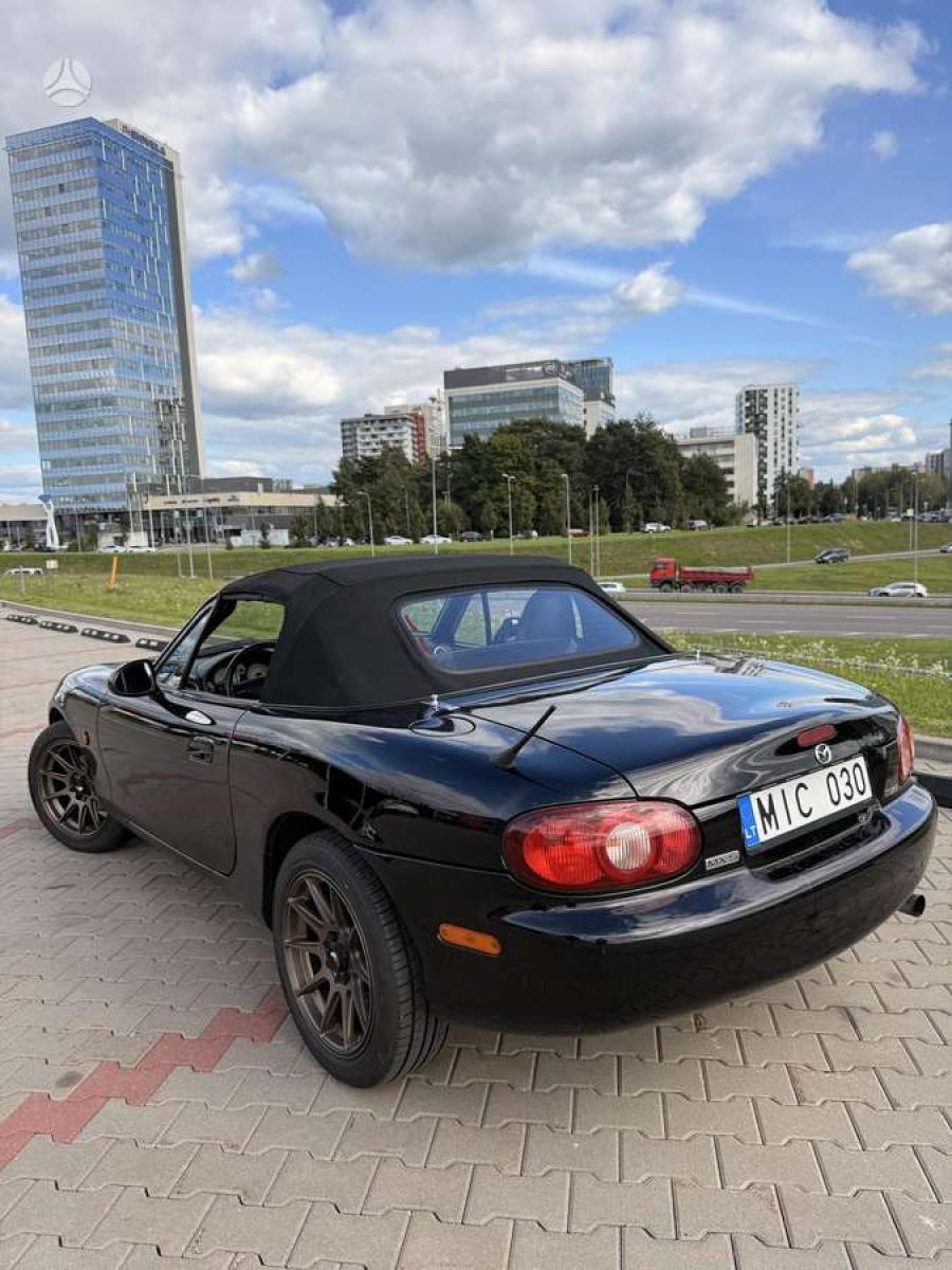 Black Mazda MX-5 2004 in Vilnius, with an engine capacity of 1.60 L and mileage of 158 thousand km for 3890 €, photo 15 on AUTOMOTO.COM.LV