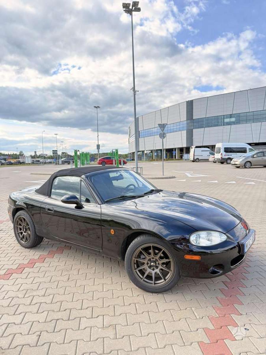 Black Mazda MX-5 2004 in Vilnius, with an engine capacity of 1.60 L and mileage of 158 thousand km for 3890 €, photo 17 on AUTOMOTO.COM.LV